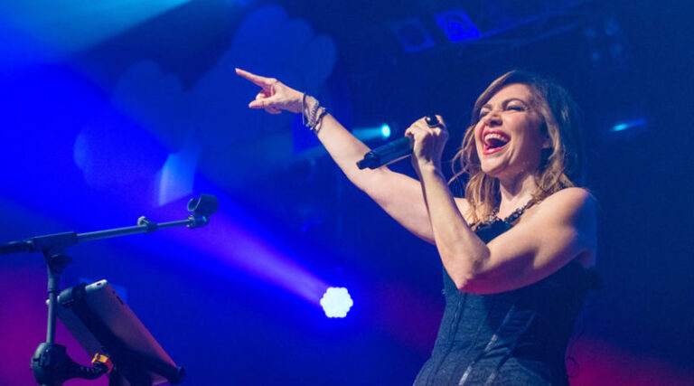 Panico al concerto di Cristina D'Avena: maniaco si spoglia e molesta ... Panico al concerto di Cristina D'Avena: maniaco si spoglia e molesta ...